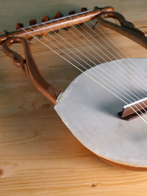 Lyre of Thamyris (11 strings) – ancient Greek lyre | LUTHIEROS
